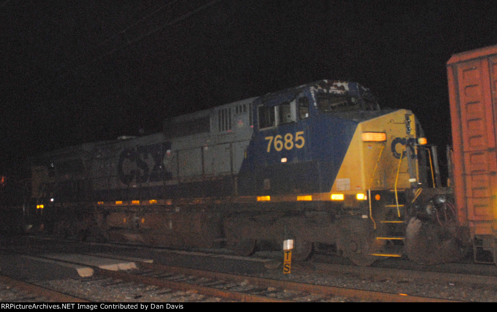 CSX CW40-8 7685 in crappy YN2 trails on Q410-13